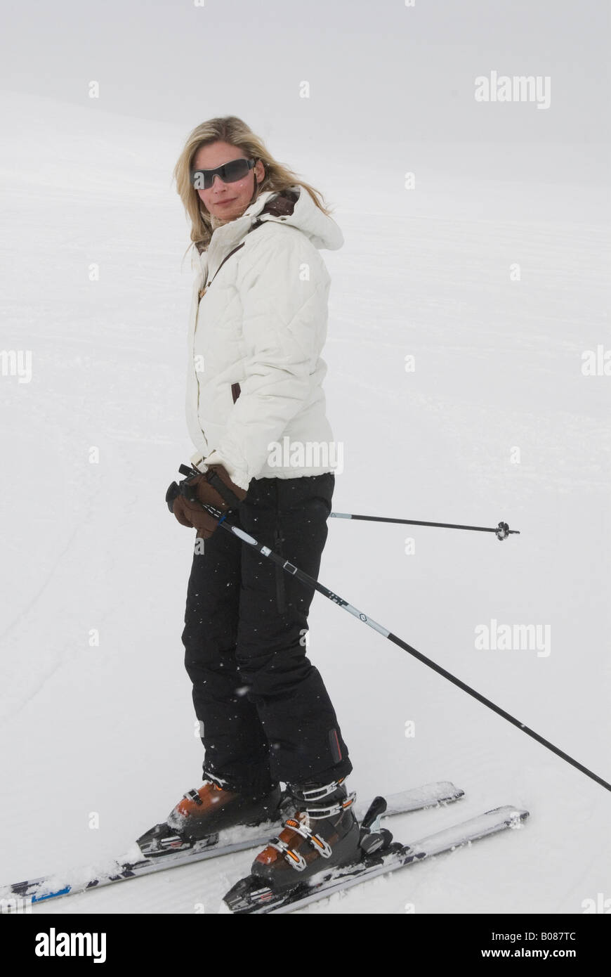 Bad weather snowing sport hi-res stock photography and images - Alamy