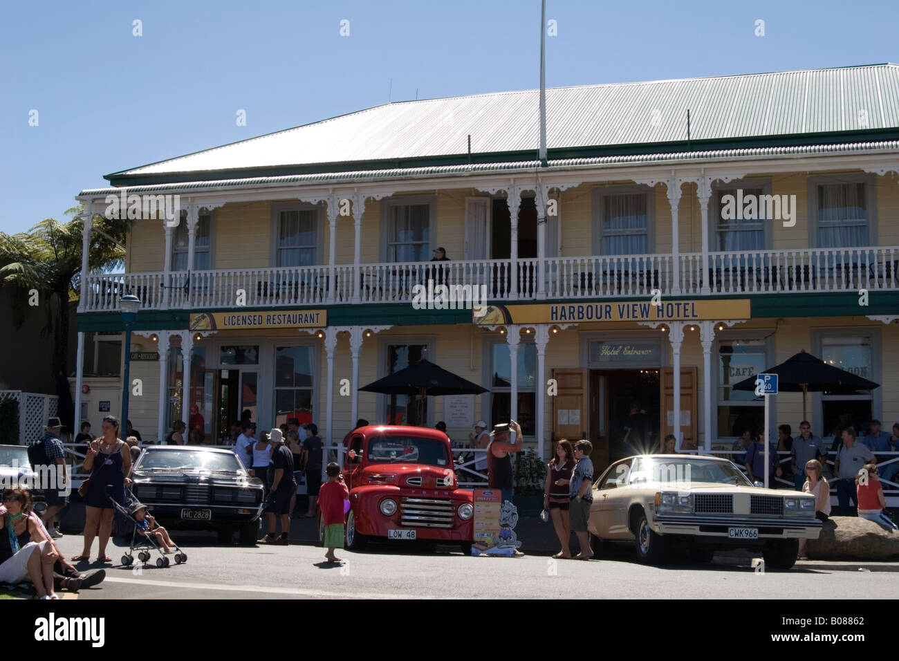 The Harbour view hotel in Raglan with classic cars parked outside Stock ...