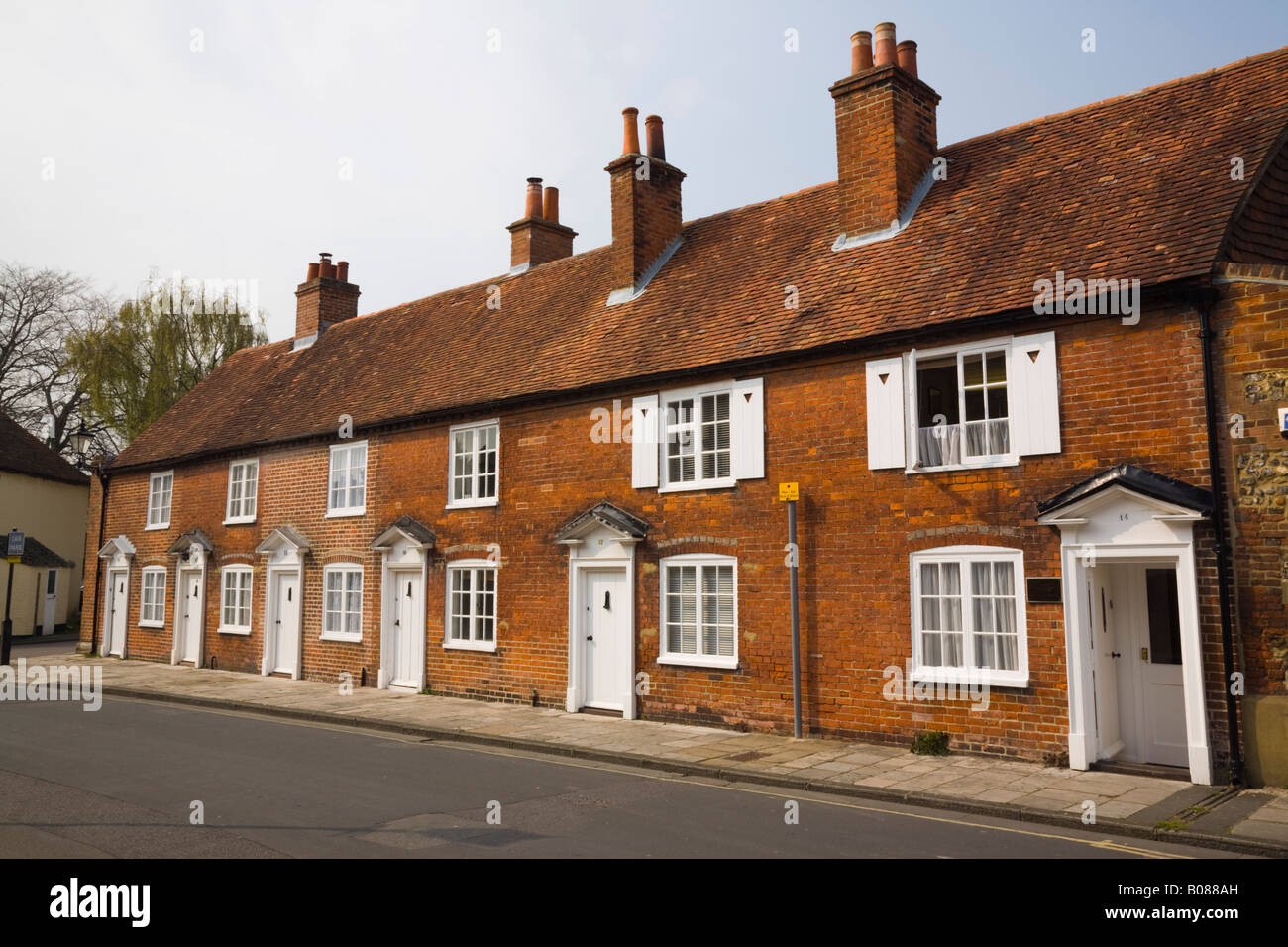 Red brick house uk row hi-res stock photography and images - Alamy