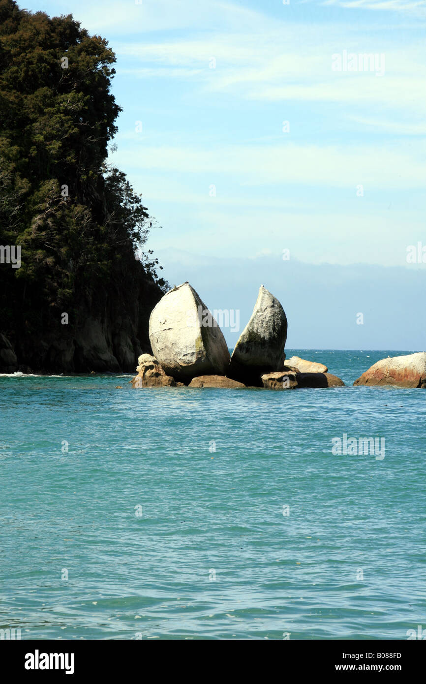 Split apple rock in the sea North of Kaiteriteri - Abel Tasman National ...