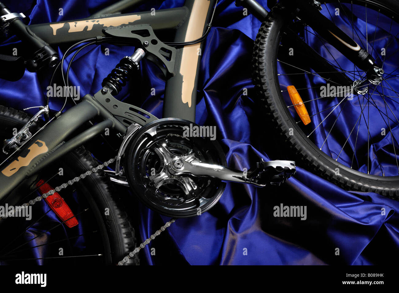 Full suspension mountain bike hi-res stock photography and images - Alamy