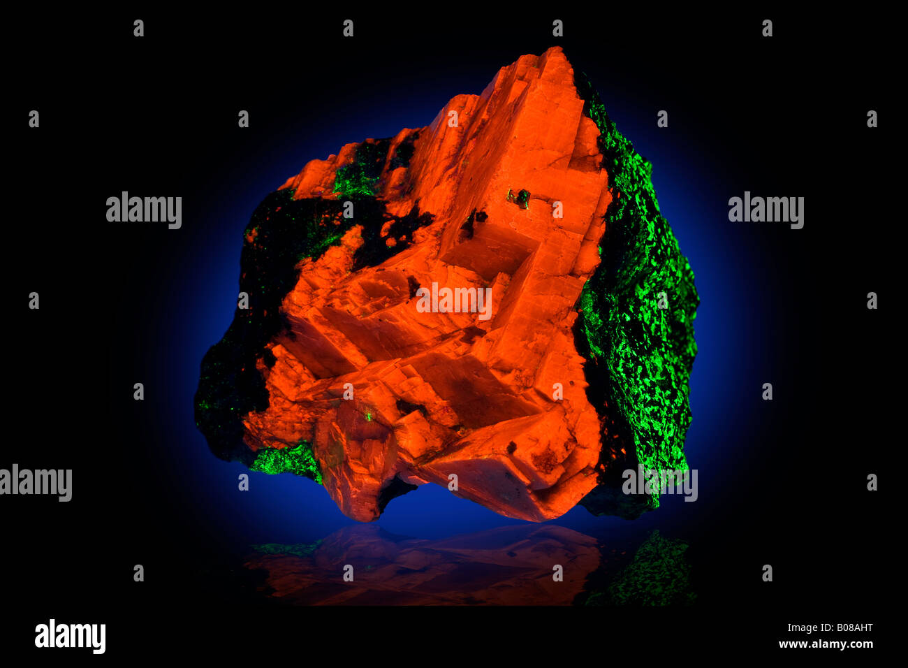 Calcite fluorescent in uv hi-res stock photography and images - Alamy