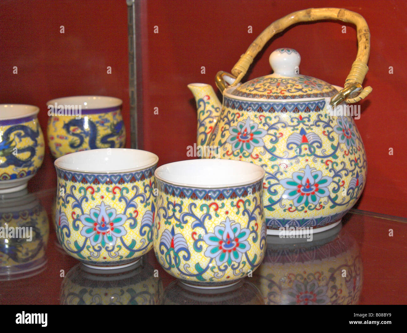 Chinese Teapot and Cups Stock Photo - Alamy