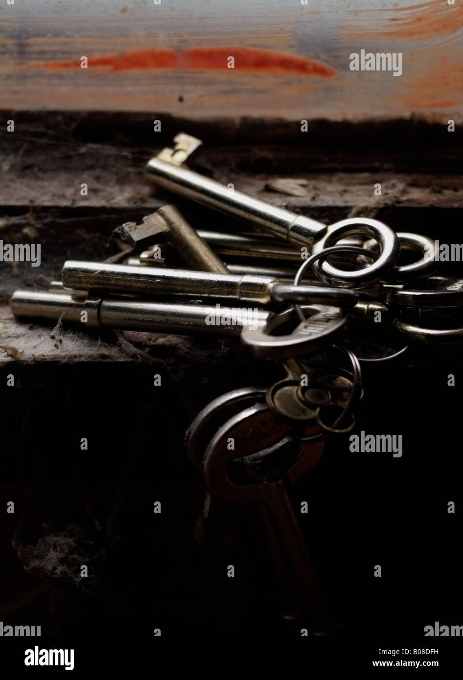 disgarded bunch of keys Stock Photo - Alamy