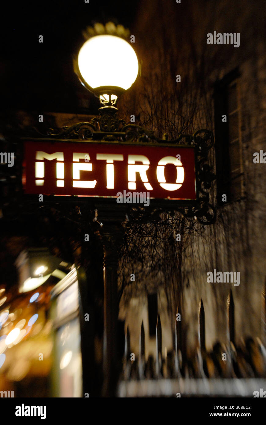 Metro sign in paris Stock Photo - Alamy