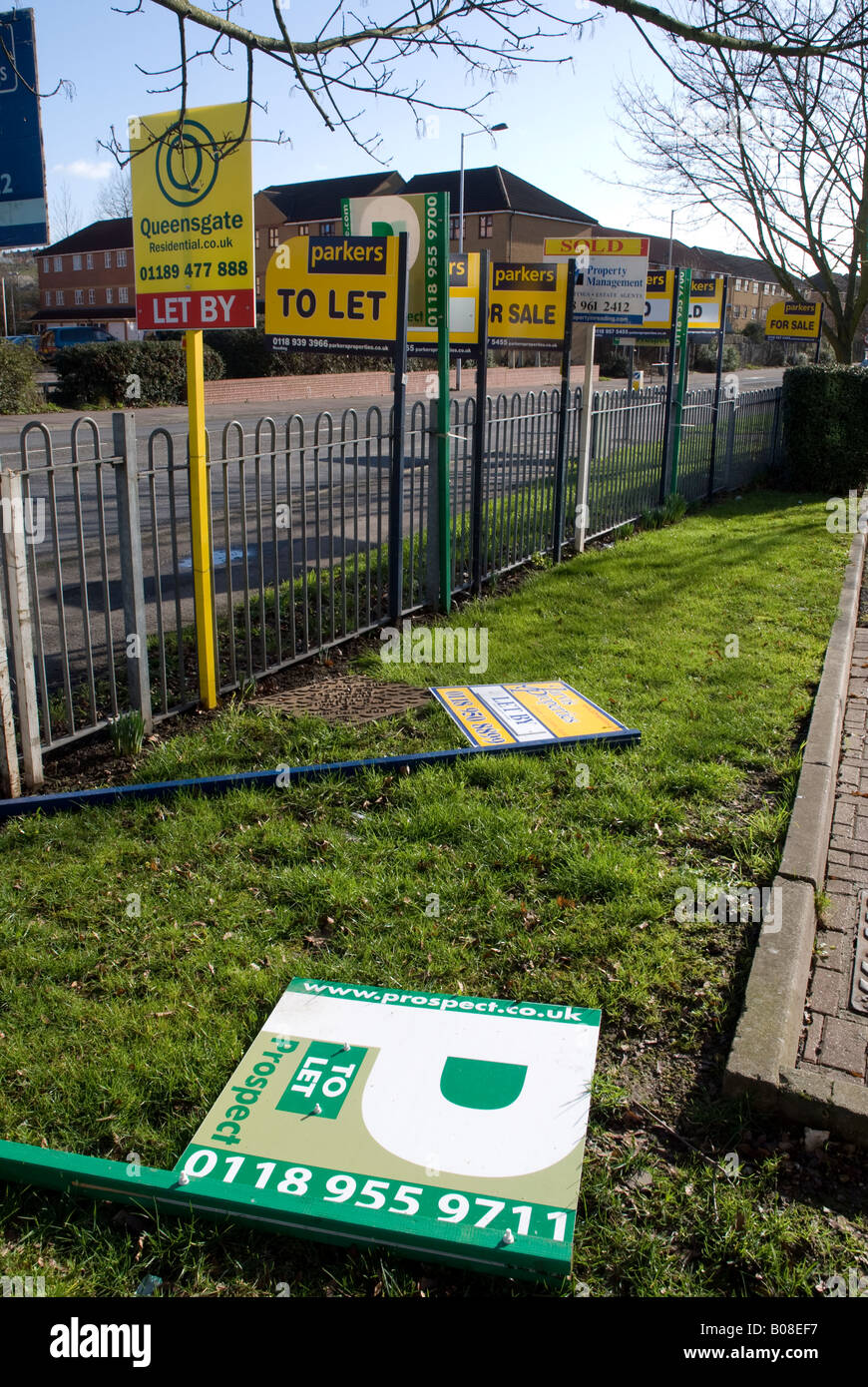 Estate agent boards hi-res stock photography and images - Alamy