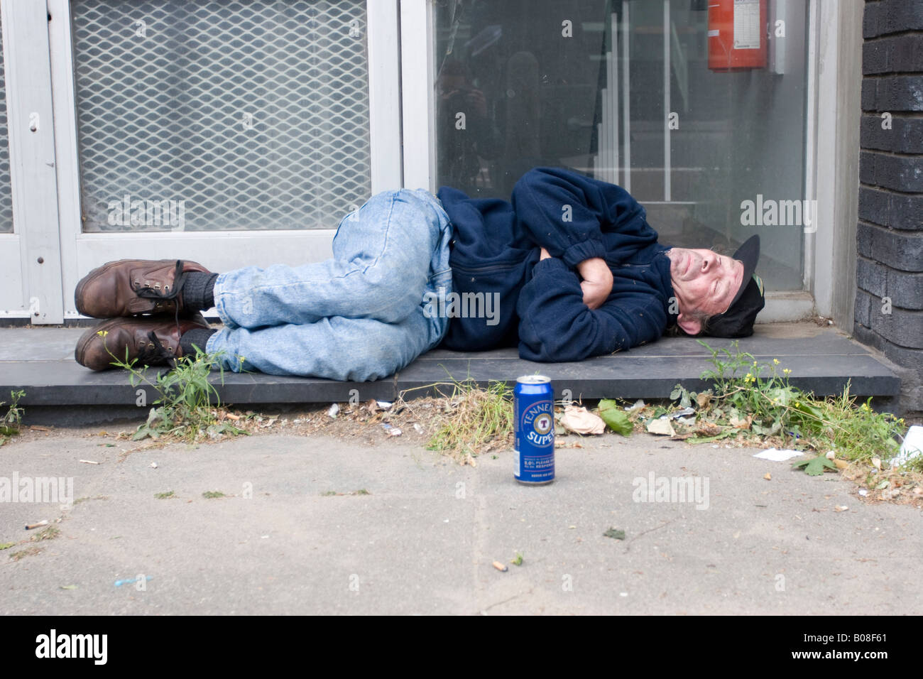 Homelessness poor poverty sleep hi-res stock photography and images - Alamy