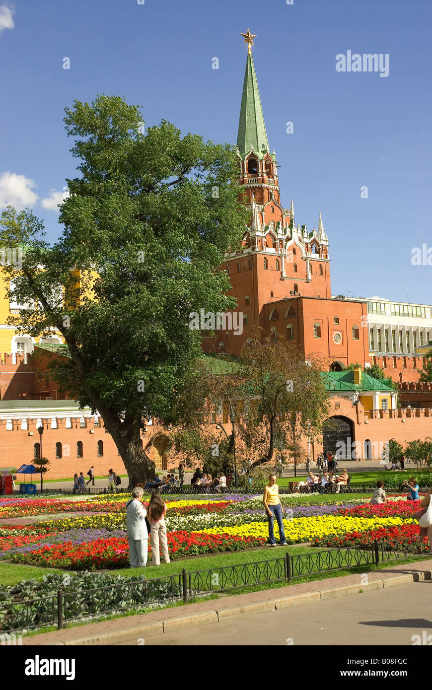 Russia. Moscow. Alexandrovsky Gardens. Trinity Gate Tower and flower ...