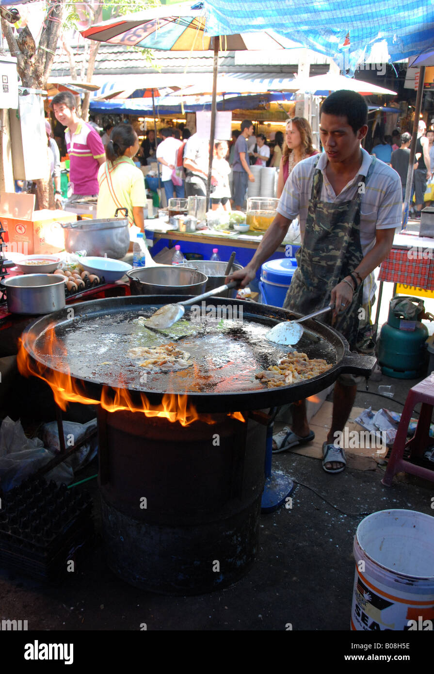 cooking stir fried mussel with egg and bean sprouts at chatuchak ...