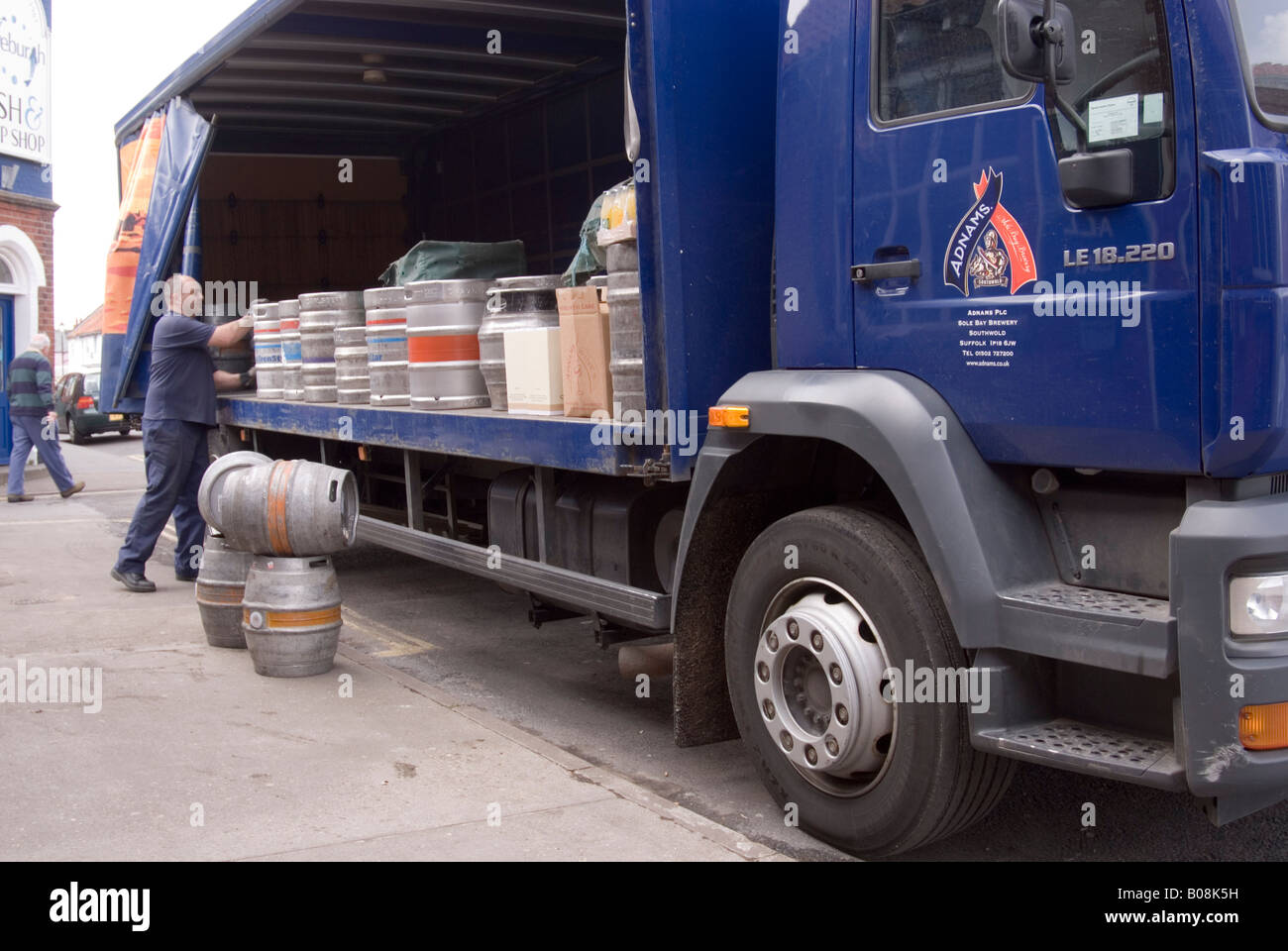 Lorries unloading hi-res stock photography and images - Alamy