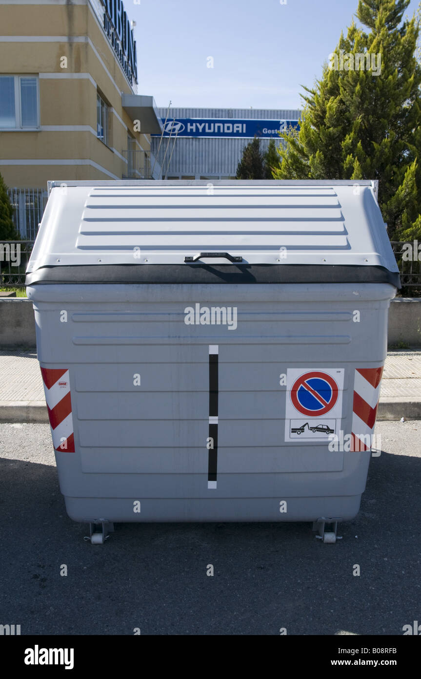 Rubish bins hi-res stock photography and images - Alamy