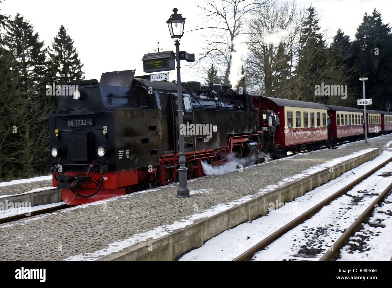 Steam train stopping hi-res stock photography and images - Alamy