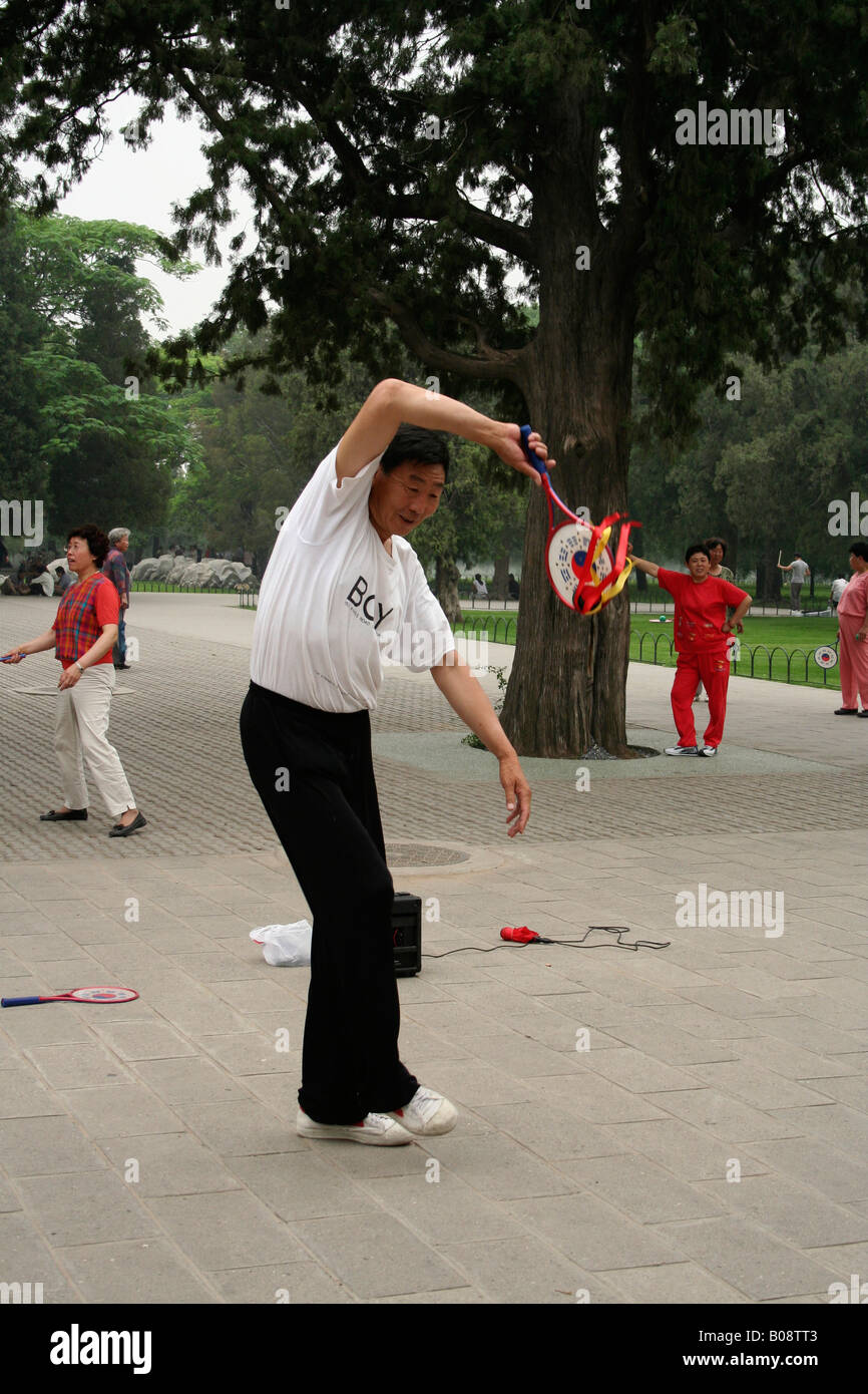 China Bejiing Morning Exercises in Summer Palace Stock Photo - Alamy
