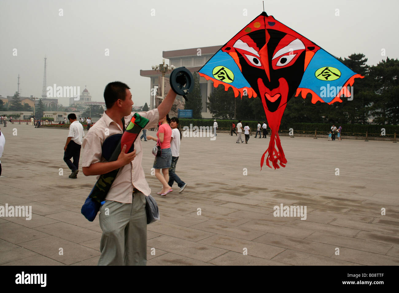 China Bejiing Kite Seller in Tiananmen Square Stock Photo - Alamy