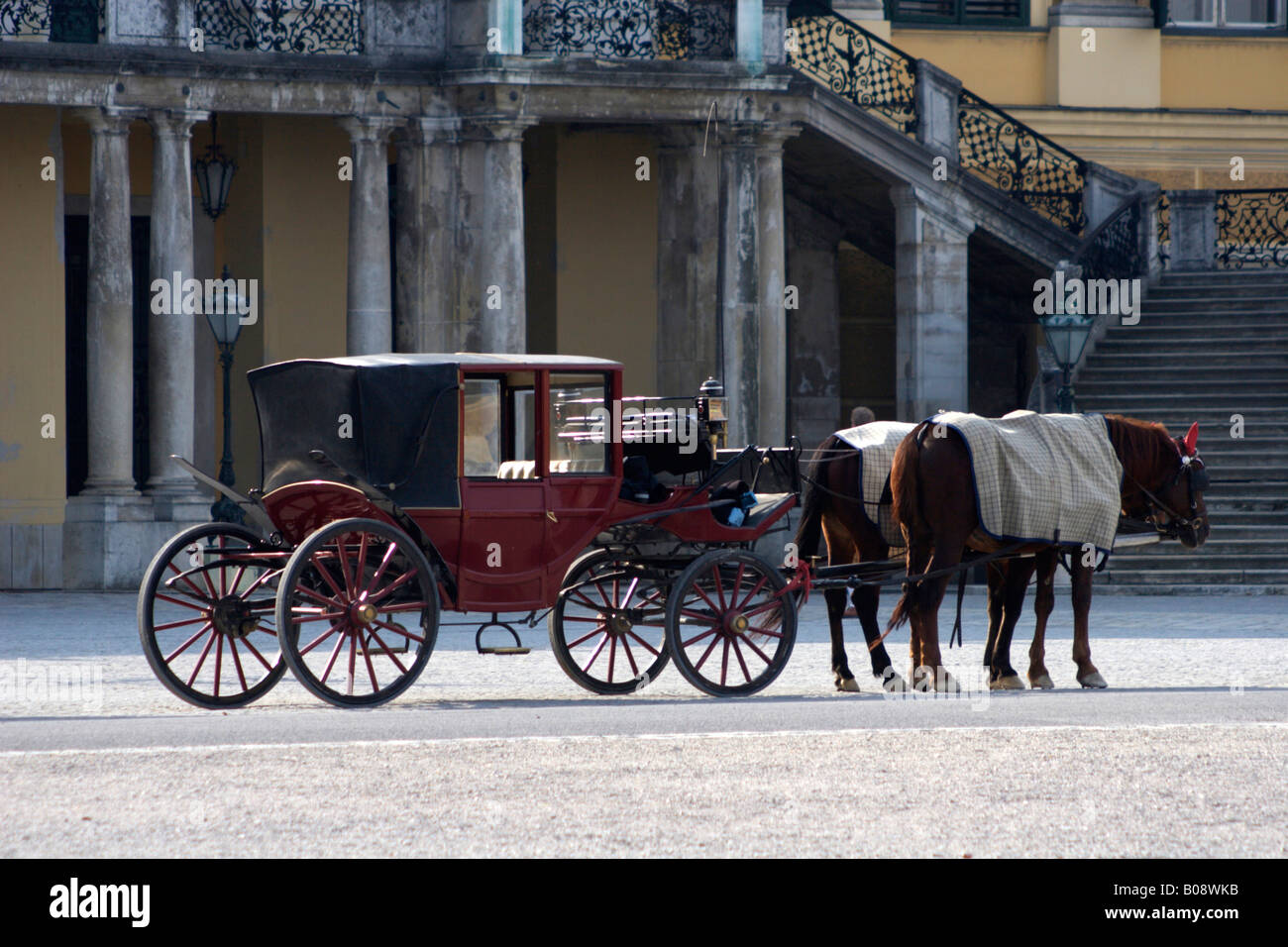 Horse-drawn carriage waiting outside Schoenbrunn Palace in Vienna ...