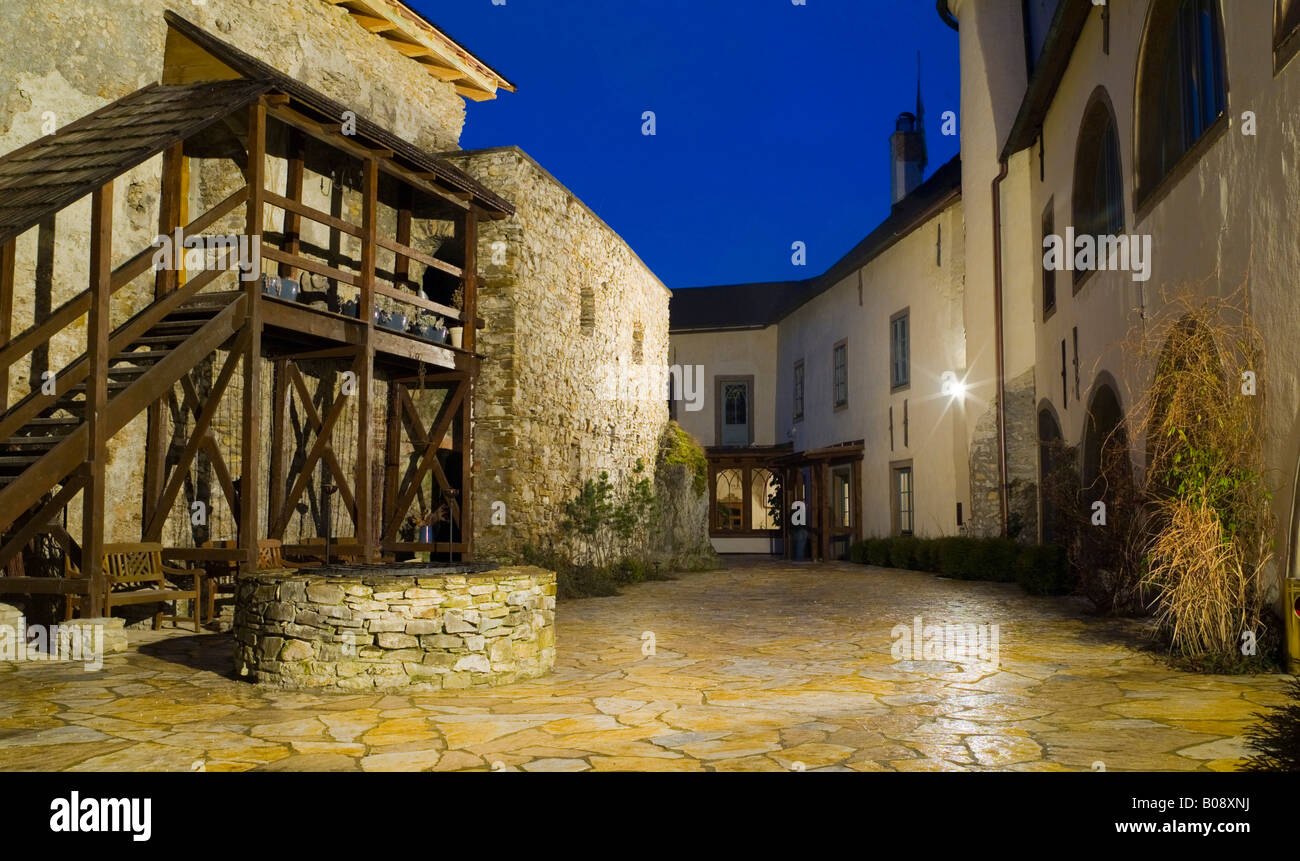 The castle court hotel hi-res stock photography and images - Alamy