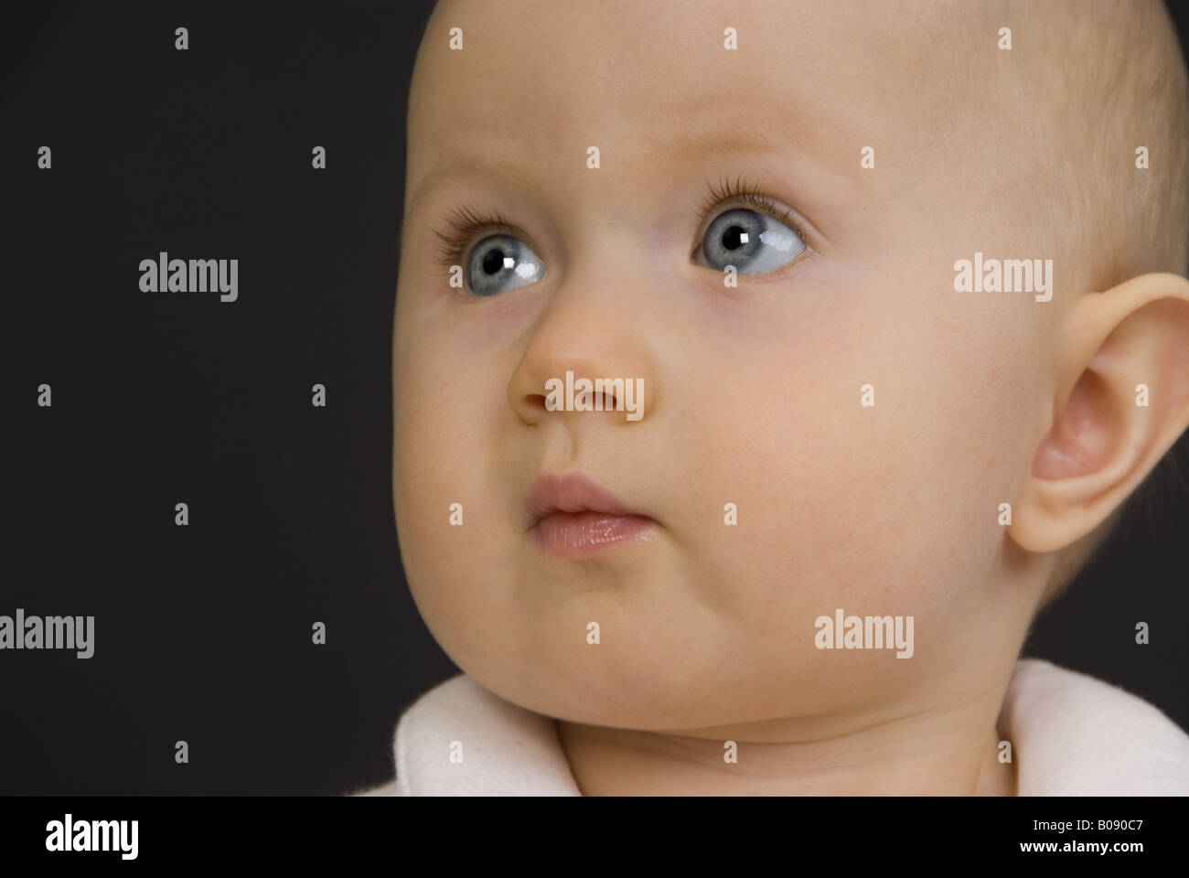 Bald head baby girl hi-res stock photography and images - Alamy