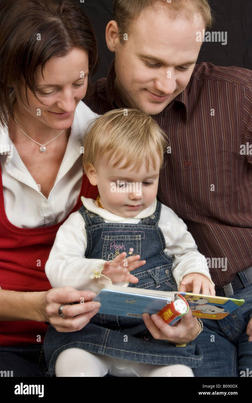 Group of kids reading picture book hi-res stock photography and images ...