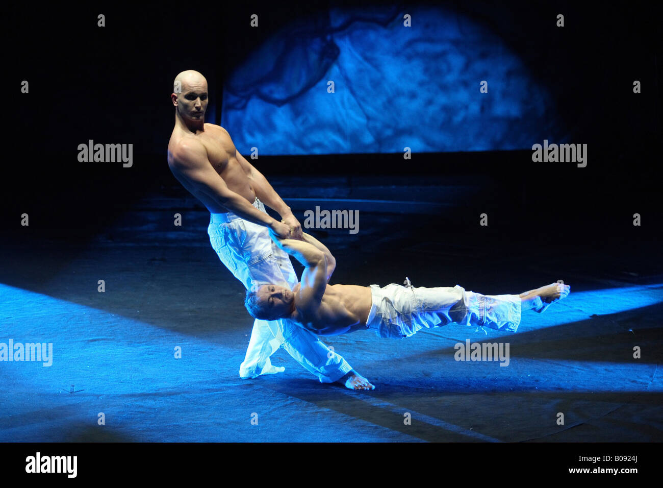 Acrobats and circus hi-res stock photography and images - Alamy