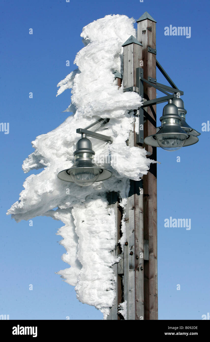 Snowy street lamp post hi-res stock photography and images - Alamy