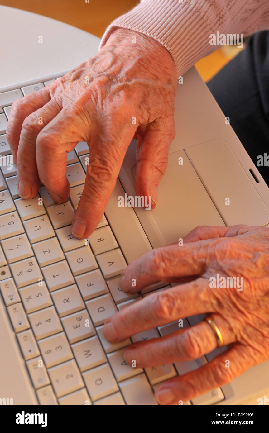 Alte arbeitende hände hi-res stock photography and images - Alamy