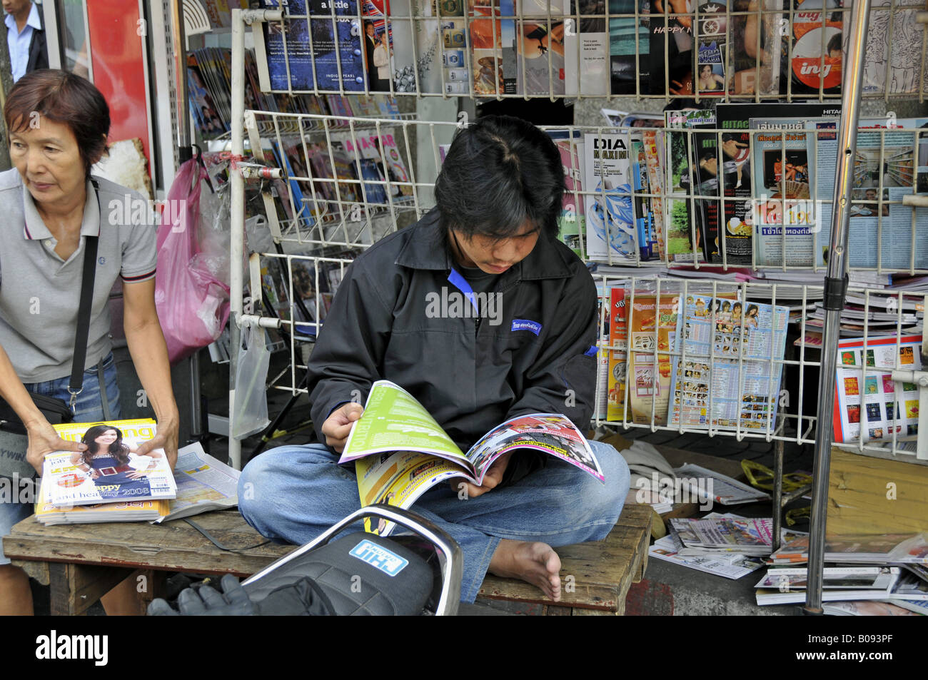 Newspaper kiosk booth newspapers hi-res stock photography and images ...