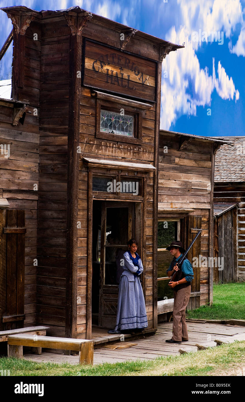 Man standing front log cabin hi-res stock photography and images - Alamy