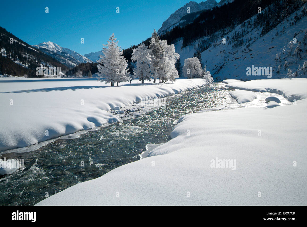 Snow covered landscape river hi-res stock photography and images - Alamy