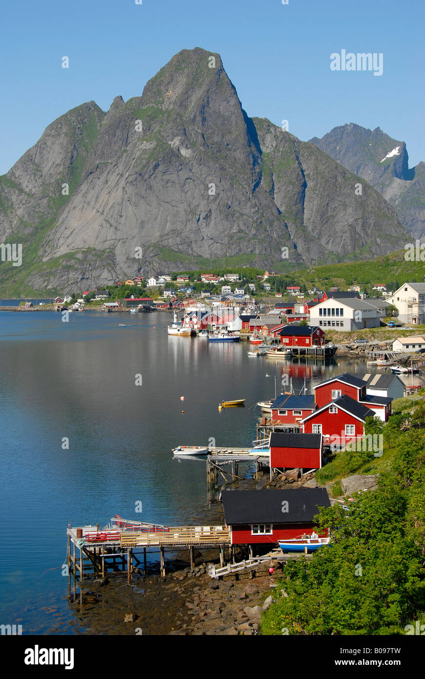 Reine lofoten inseln norwegen fjorde hi-res stock photography and ...