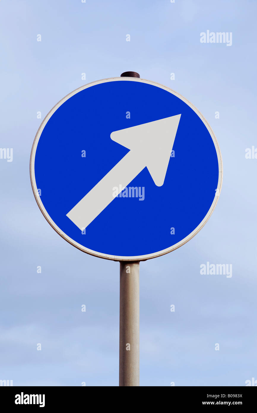 Arrow pointing right hi-res stock photography and images - Alamy