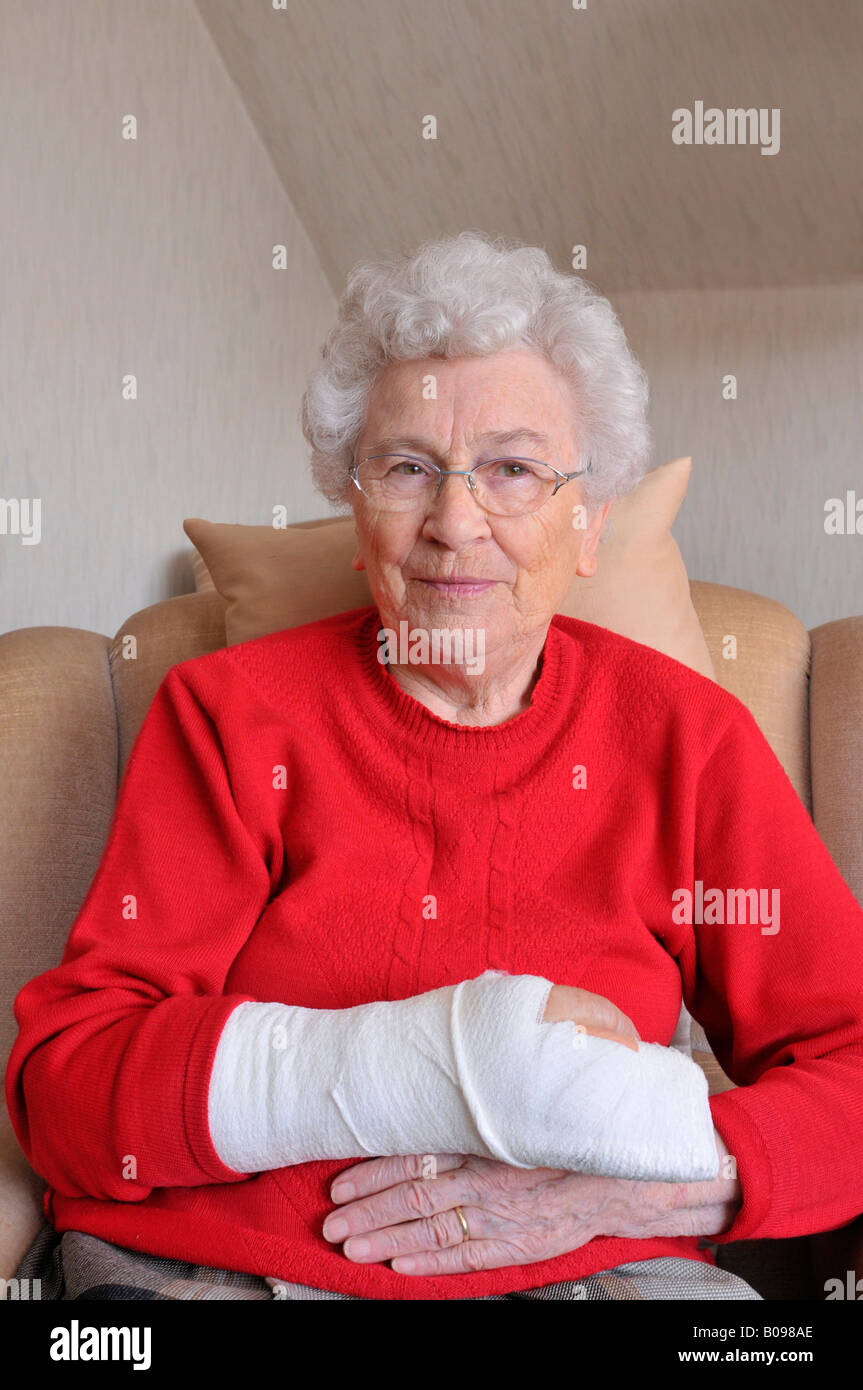 Senior woman, her right hand in a cast Stock Photo - Alamy