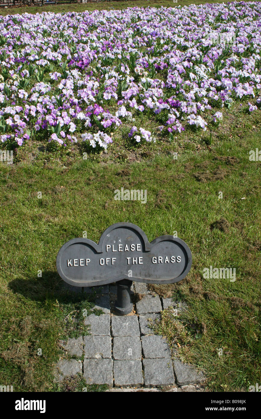 Please keep off the grass sign Stock Photo - Alamy
