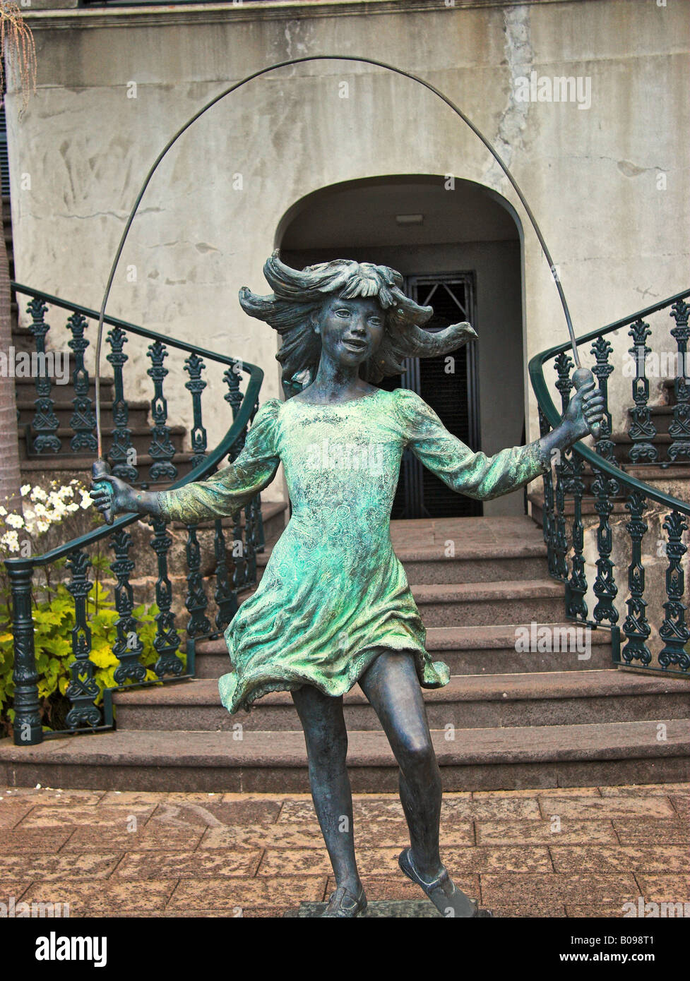 Statue of girl skipping hi-res stock photography and images - Alamy