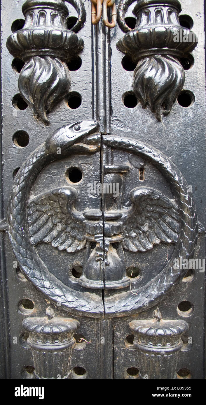 Victorian cemetery gates hi-res stock photography and images - Alamy