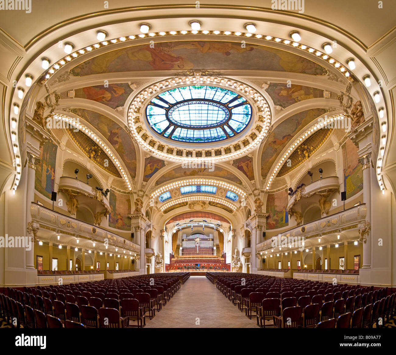 Municipal opera house and town hall hi-res stock photography and images ...