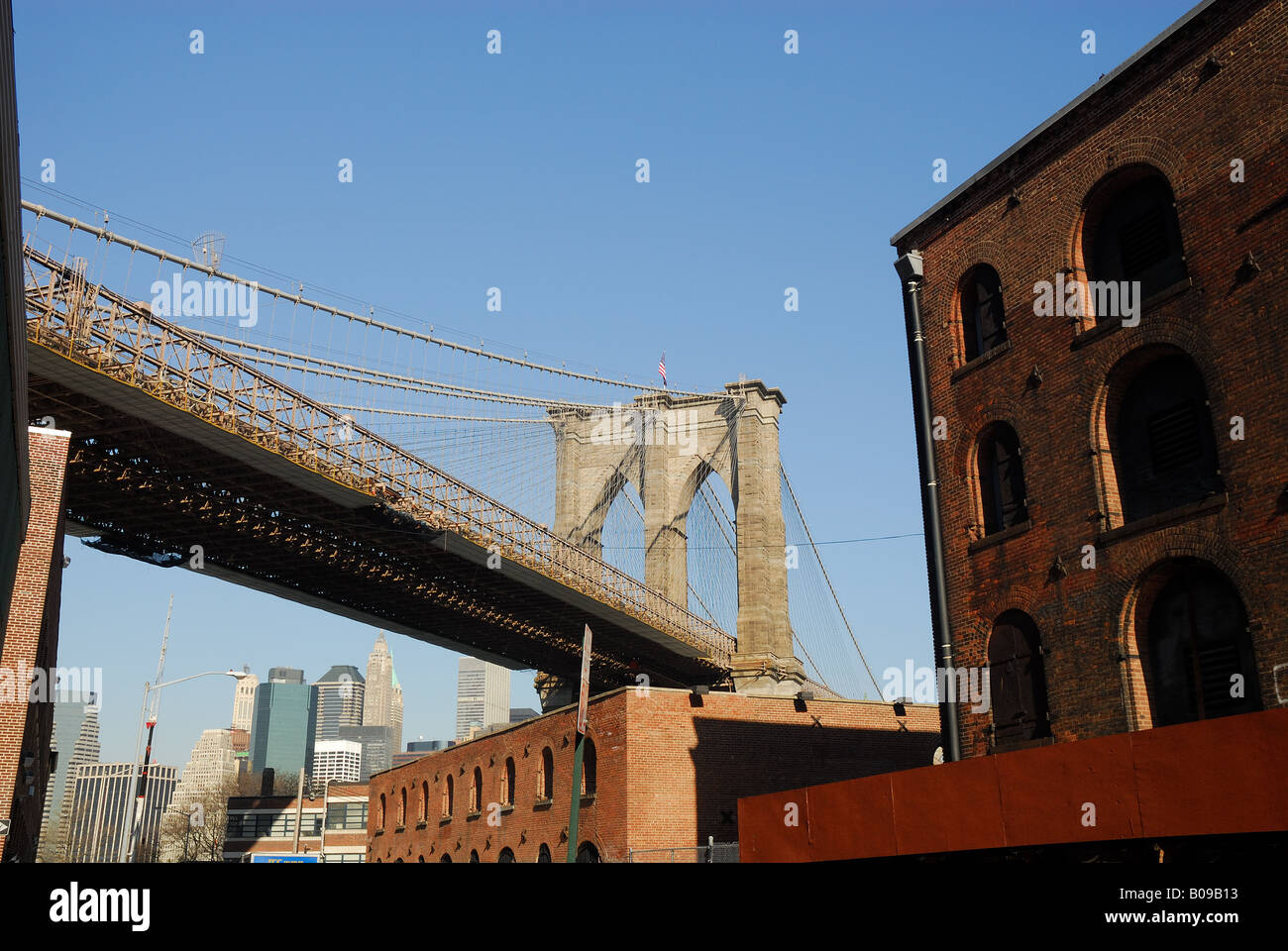 Brooklyn Bridge from a backstreet in Brooklyn, New York Stock Photo - Alamy