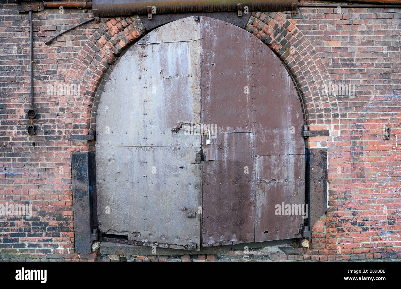 Door of an old warehouse dockside in New York Stock Photo - Alamy