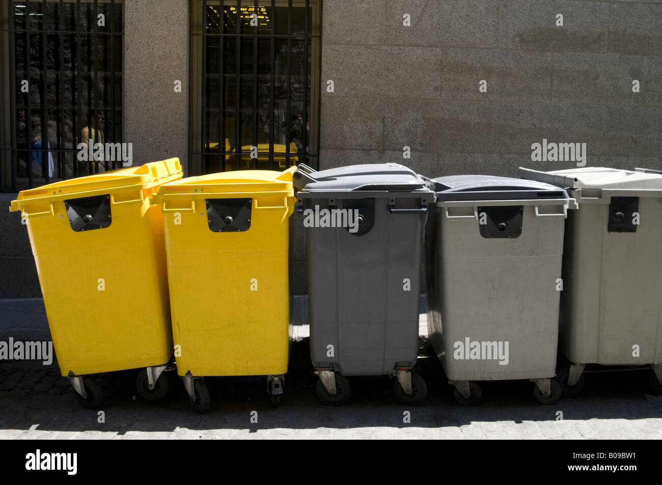 Rubish bins hi-res stock photography and images - Alamy