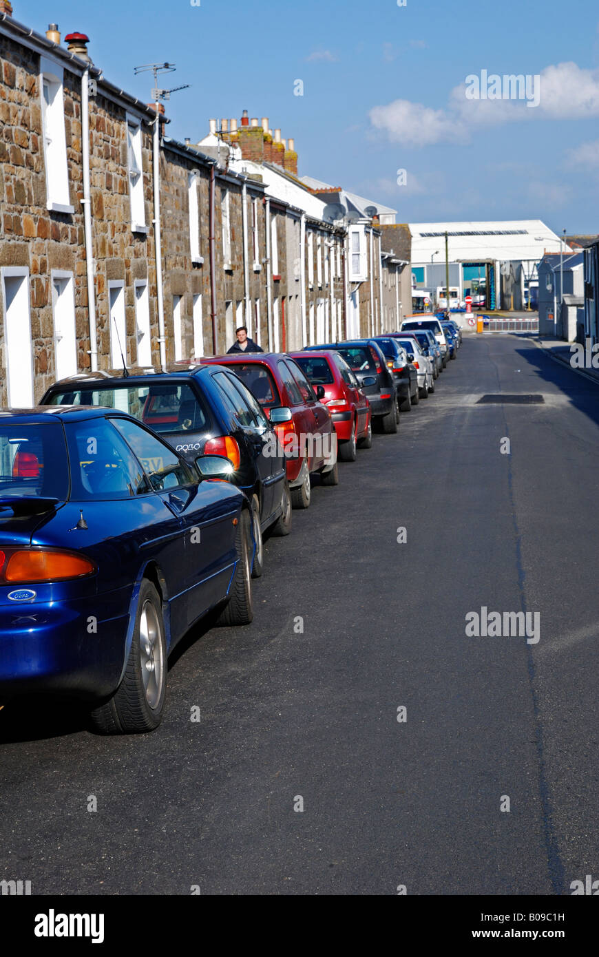 Narrow street parking hi-res stock photography and images - Alamy