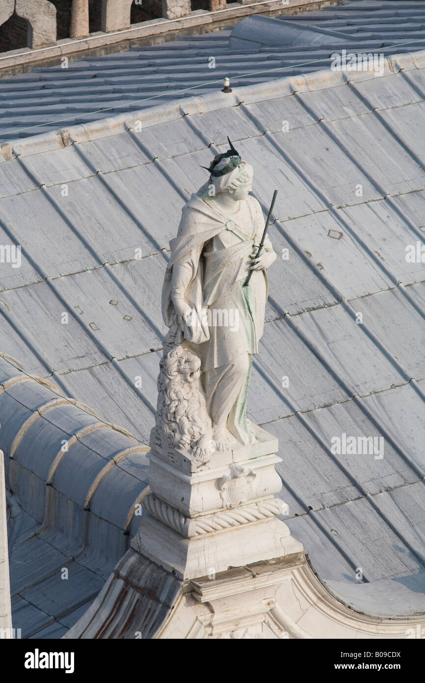 Statue on roof in Venice Stock Photo - Alamy