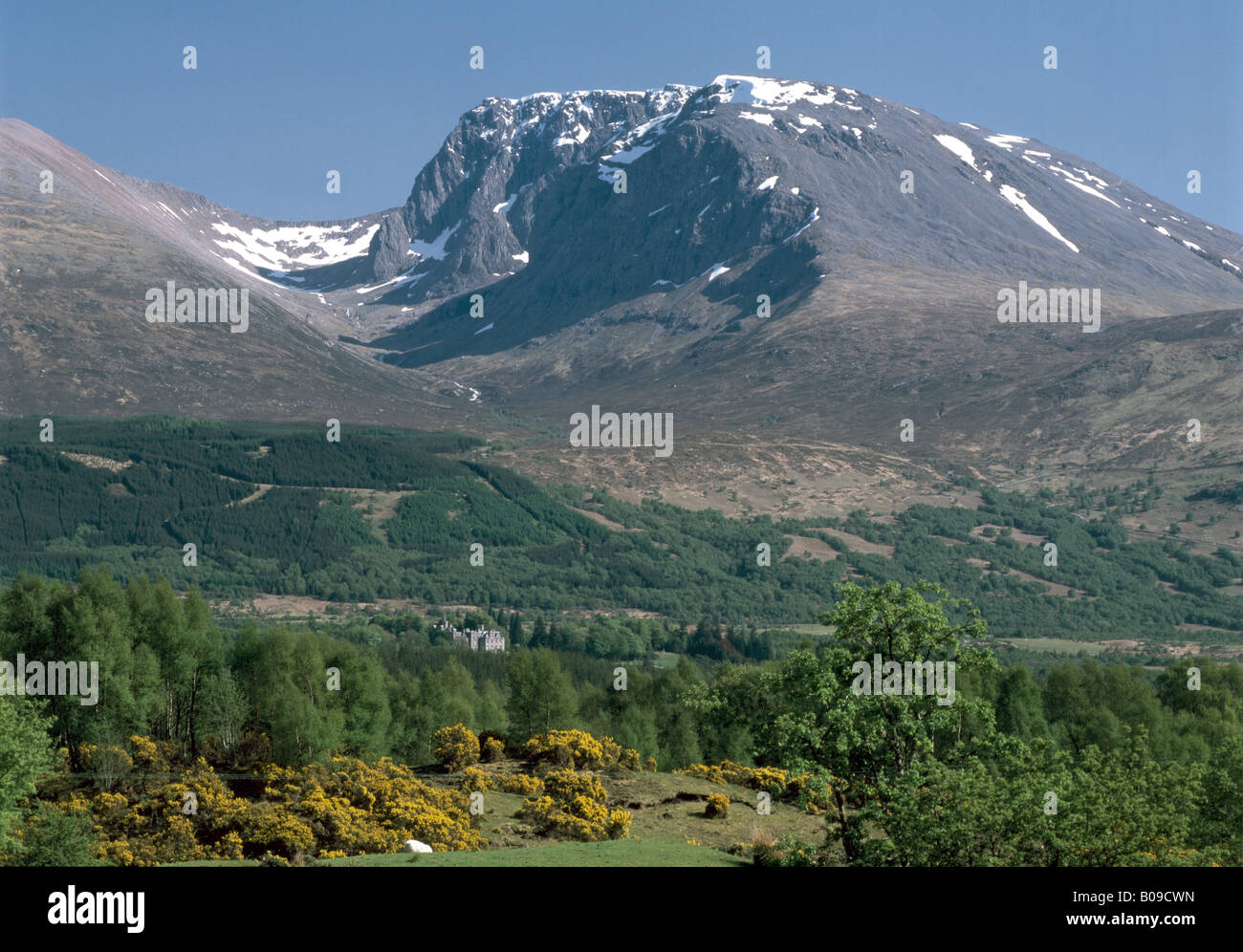 Ben Nevis with Inverlochy Castle luxury hotel in foreground, Fort ...