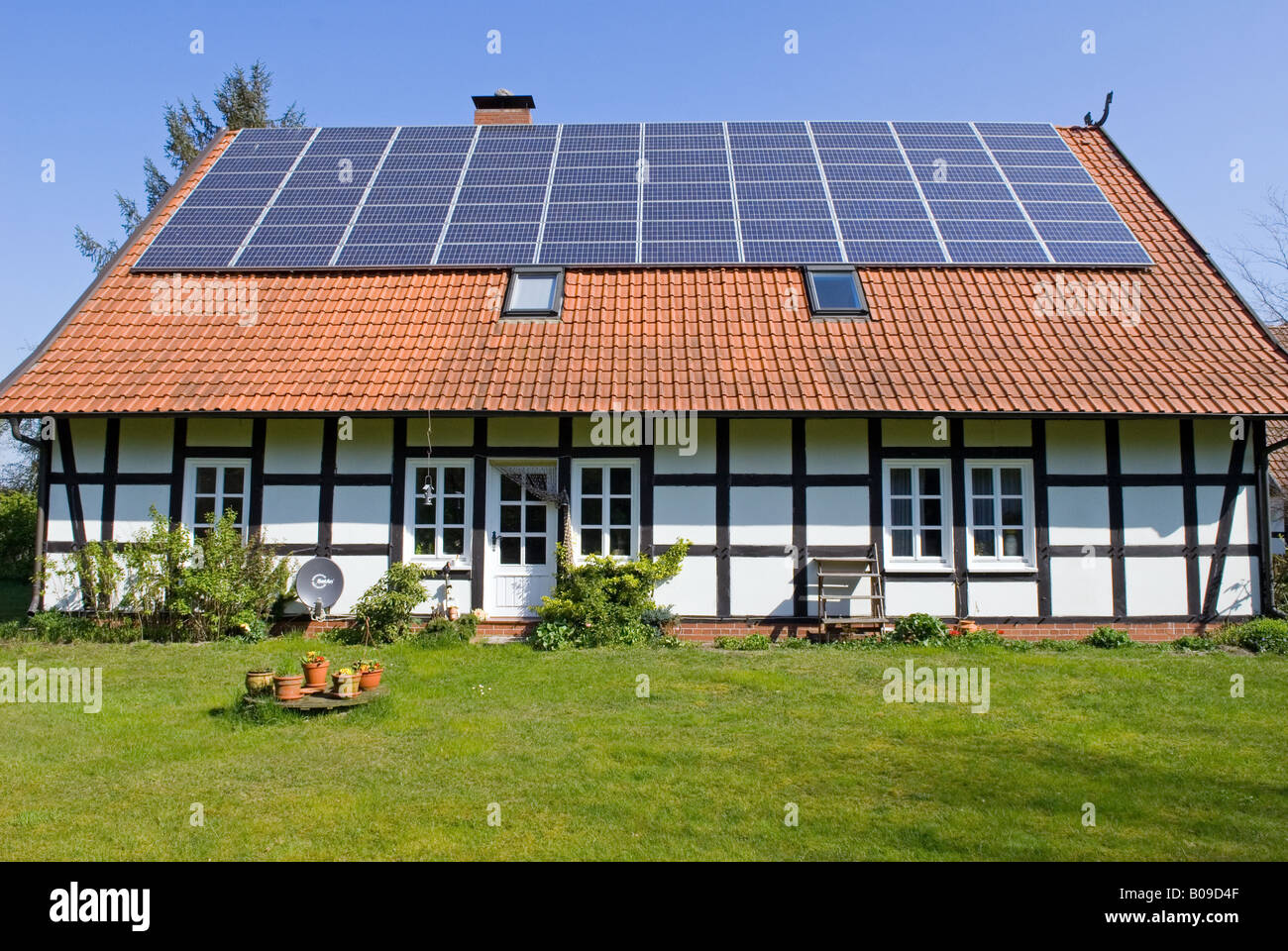 Solar panels house hi-res stock photography and images - Alamy