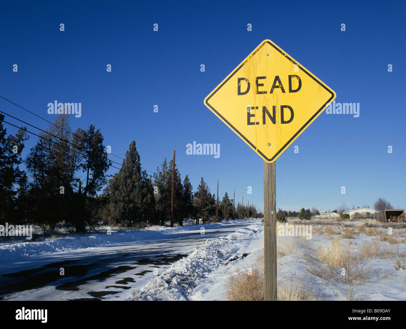 A road sign informs drivers that this road is a dead end Stock Photo ...