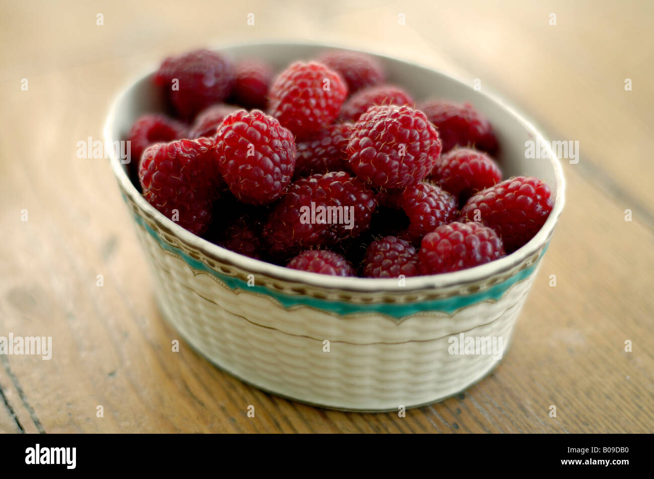 A delicious bowl of raspberries Stock Photo - Alamy