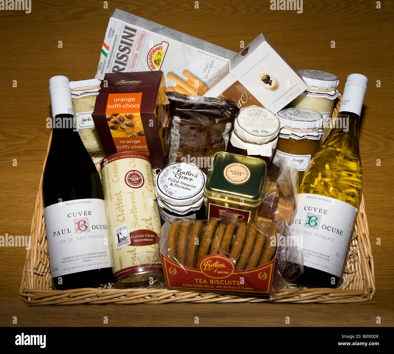 Food hamper in wicker basket Stock Photo - Alamy