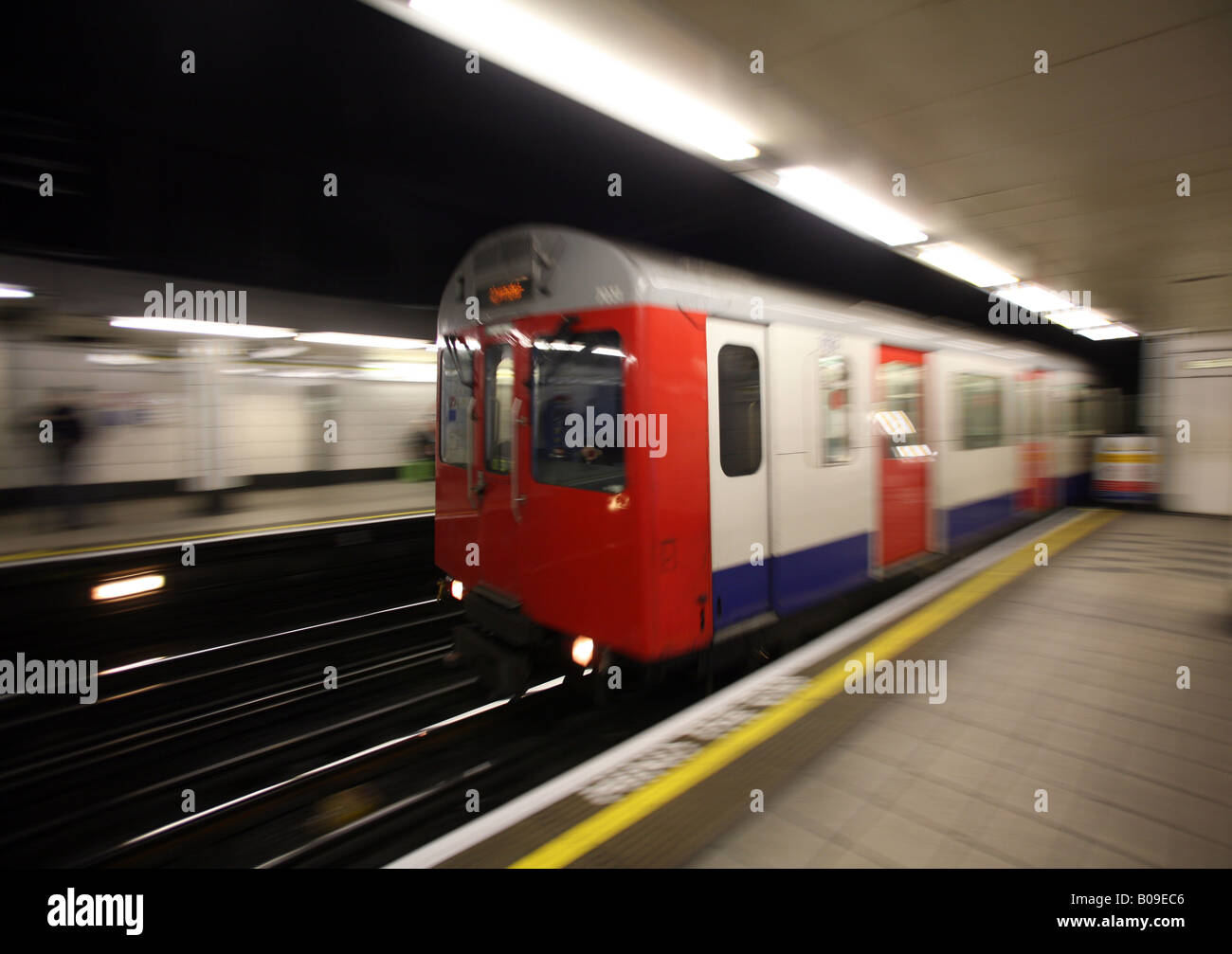Circle line train hi-res stock photography and images - Alamy