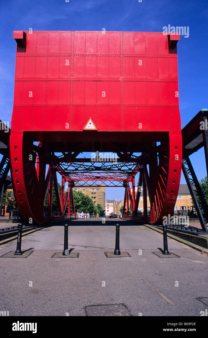 Red steel swing bridge hi-res stock photography and images - Alamy