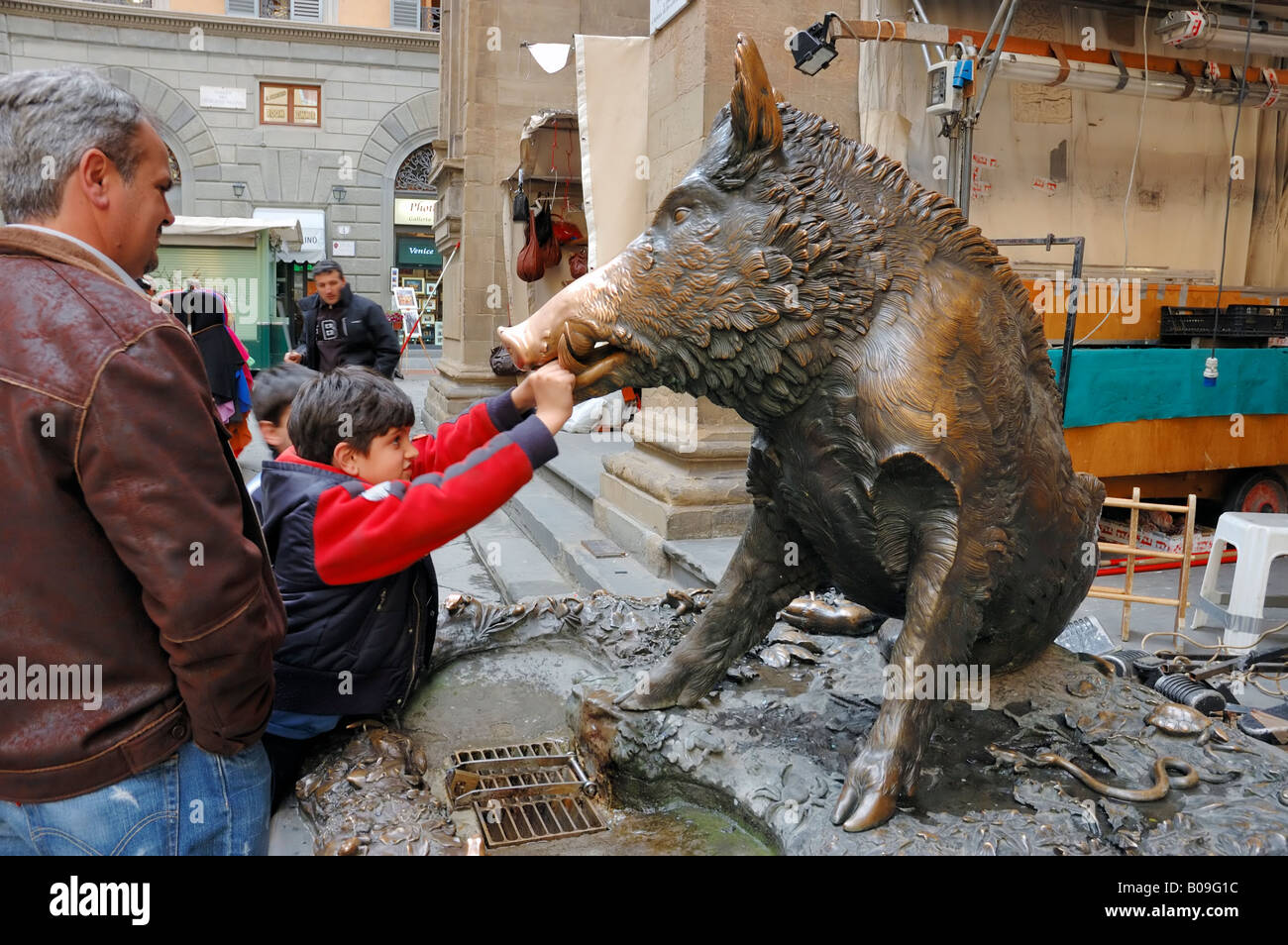 Bronze Boar in Mercato Nuovo, Florence, taly Stock Photo - Alamy
