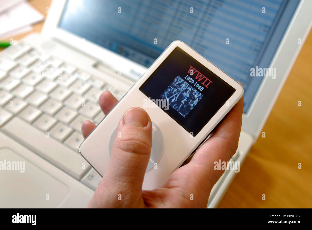 Hand holding Apple iPod Stock Photo - Alamy