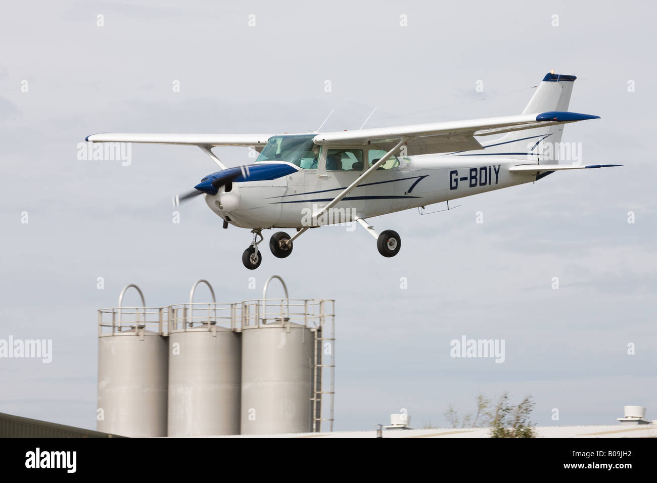 Cessna 172N Skyhawk G-BOIY on final approach to land Stock Photo - Alamy